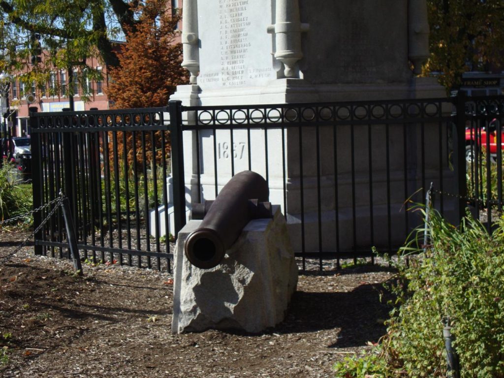 4'high black Echelon Plus majestic aluminum with decorative rings ...